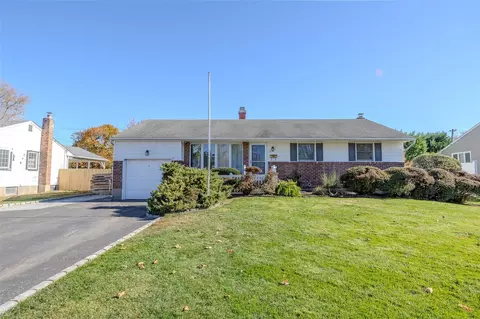 61 Commack Homes For Sale & Commack, NY Real Estate - Movoto