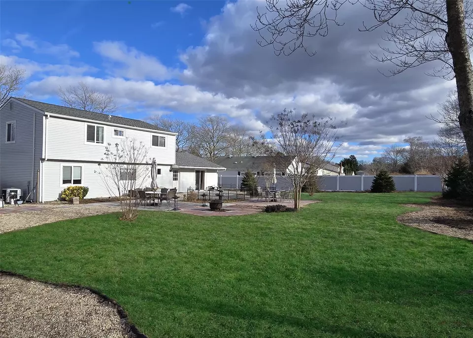 18 Magic Mountain Dr, Coram, NY 11727 | MLS# 807440 | 23 Photos - Movoto