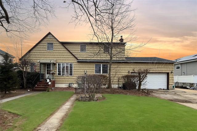 219 Granada Pkwy, Lindenhurst, NY 11757 | MLS# 826261 | 10 Photos - Movoto