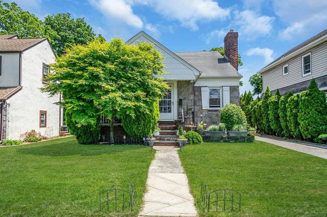 58 Chestnut St, Lynbrook, NY 11563 | MLS# 872770 | 22 Photos - Movoto