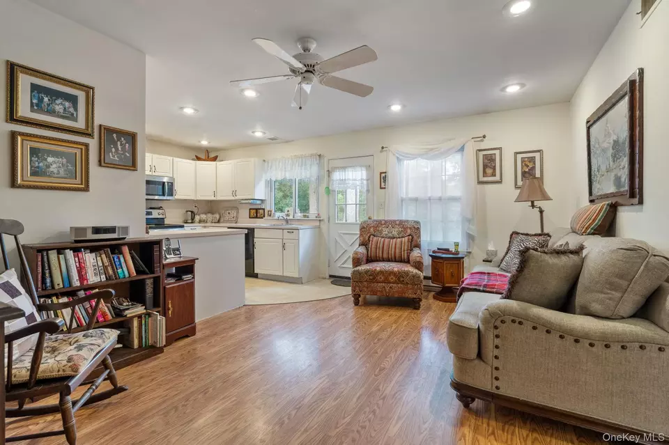 304 Kingston Ct, Ridge, NY 11961 | MLS# 888419 | 27 Photos - Movoto