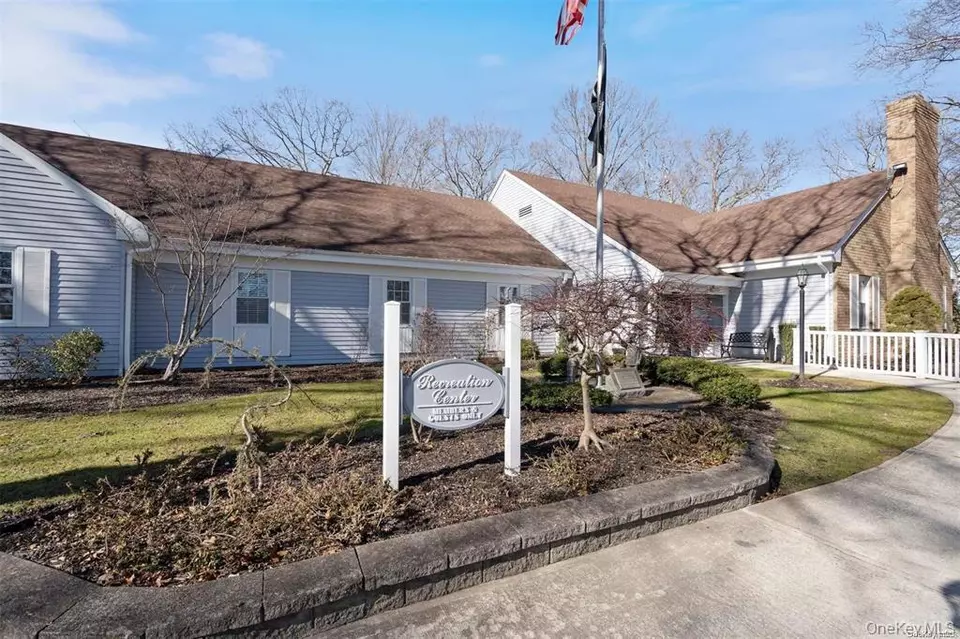 304 Kingston Ct, Ridge, NY 11961 | MLS# 888419 | 27 Photos - Movoto