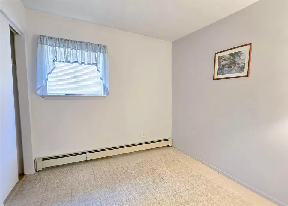 204 Helen St, Holbrook, NY 11741 | MLS# 893830 | 12 Photos - Movoto