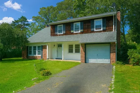 4 Summercress Ln, Coram, NY 11727 | MLS# 902092 | 7 Photos - Movoto