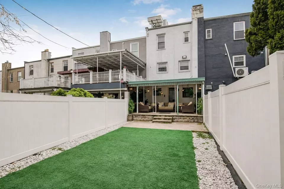 1019 E 228th St, New York, NY 10466 | MLS# 947078 | 9 Photos - Movoto