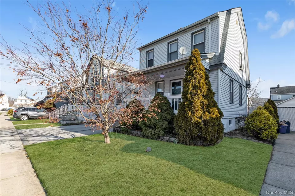 15 Eton St, Valley Stream, NY 11581 | MLS# 951793 | 18 Photos - Movoto