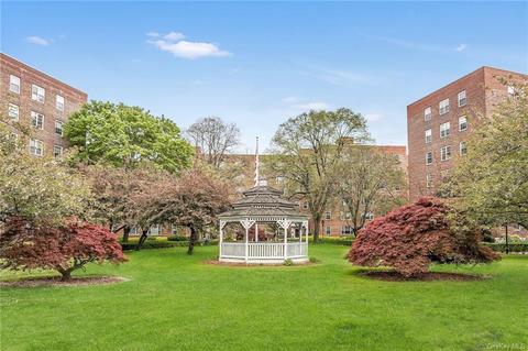 Condo/Townhouse Homes for Sale in New Rochelle NY