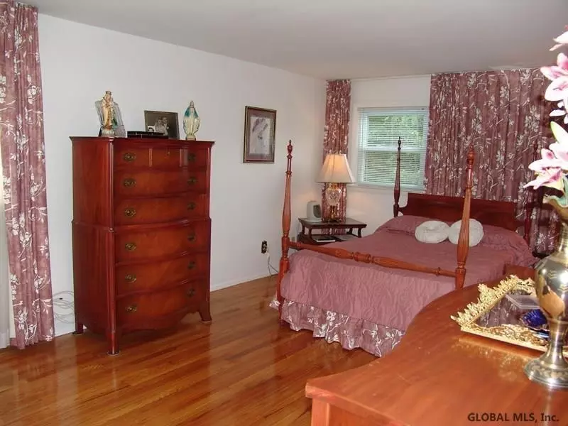 72 Bayberry Rd, Rotterdam, NY 12306 | 21 Photos - Movoto