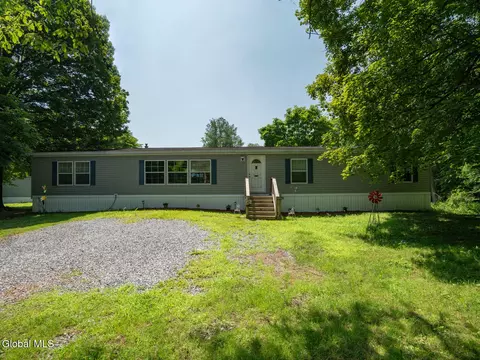 543 Middle Grove Rd, Middle Grove, NY 12850 | MLS# 202521932 | 39 ...