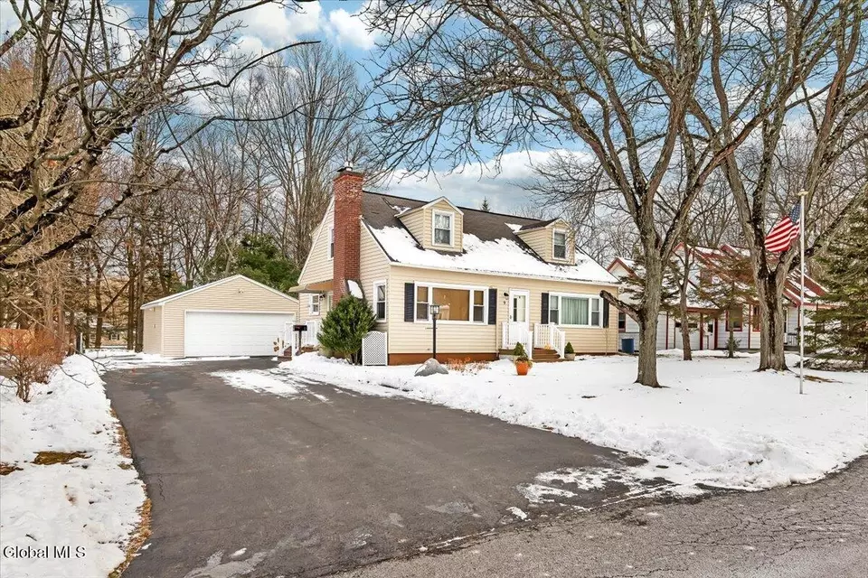 9 Kevin Ln, East Greenbush, NY 12061 | MLS# 202610062 | 55 Photos - Movoto