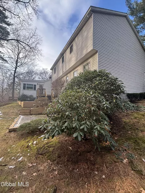 10 N Nottingham Way, Clifton Park, NY 12065 | MLS# 202612537 | 37 ...