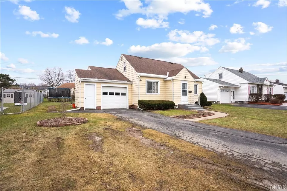 930 Armory Dr, Utica, NY 13501 | 28 Photos - Movoto