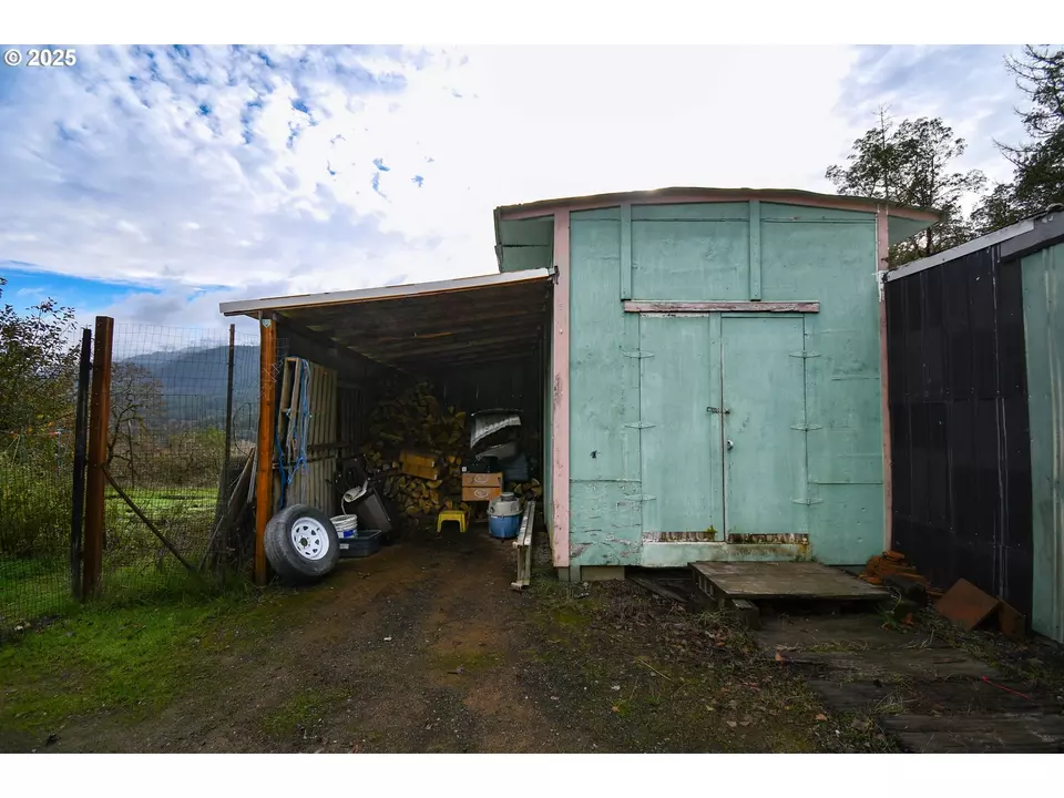 214 Thompson Rd, Riddle, OR 97469 | MLS# 100257295 | 47 Photos - Movoto