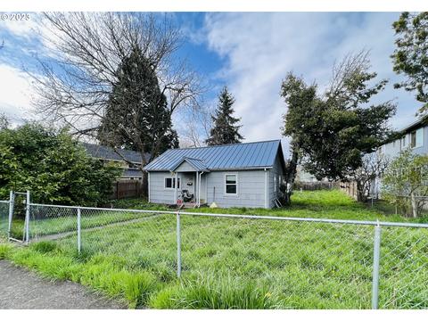 160 B St, Springfield, OR 97477 | 19 Photos | MLS #23332585 - Movoto