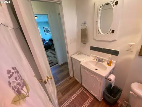 137 Michigan Ave NE, Bandon, OR 97411 | 34 Photos - Movoto