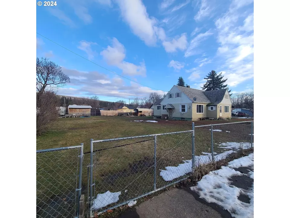 295 S 7th Ave, Elgin, OR 97827 | 33 Photos - Movoto