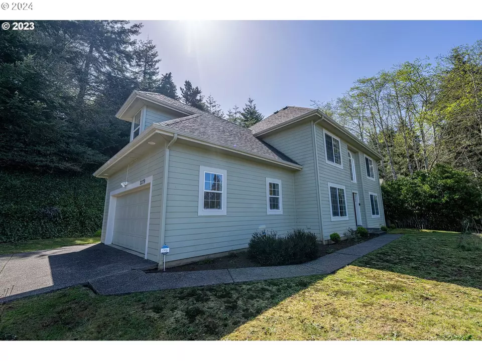 2279 Hamilton St, North Bend, OR 97459 | 36 Photos - Movoto