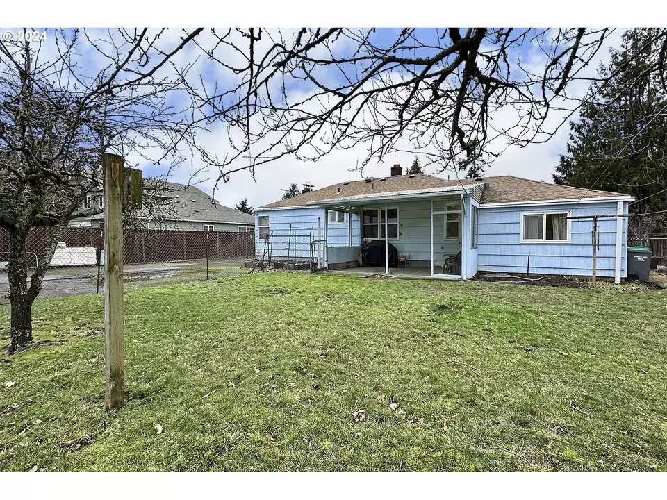 10524 NE Pacific St, Portland, OR 97220 | 30 Photos - Movoto