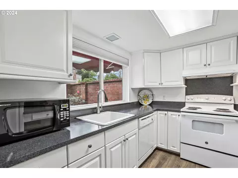 16660 SW Monterey Ln, Portland, OR 97224 | 31 Photos - Movoto