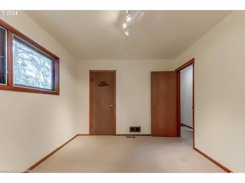 1551 SW Maplecrest Dr, Portland, OR 97219 | 37 Photos - Movoto