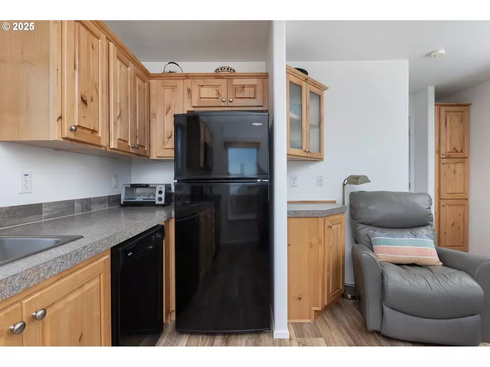 392 NW 3rd St, Newport, OR 97365 | MLS# 402157559 | 21 Photos - Movoto