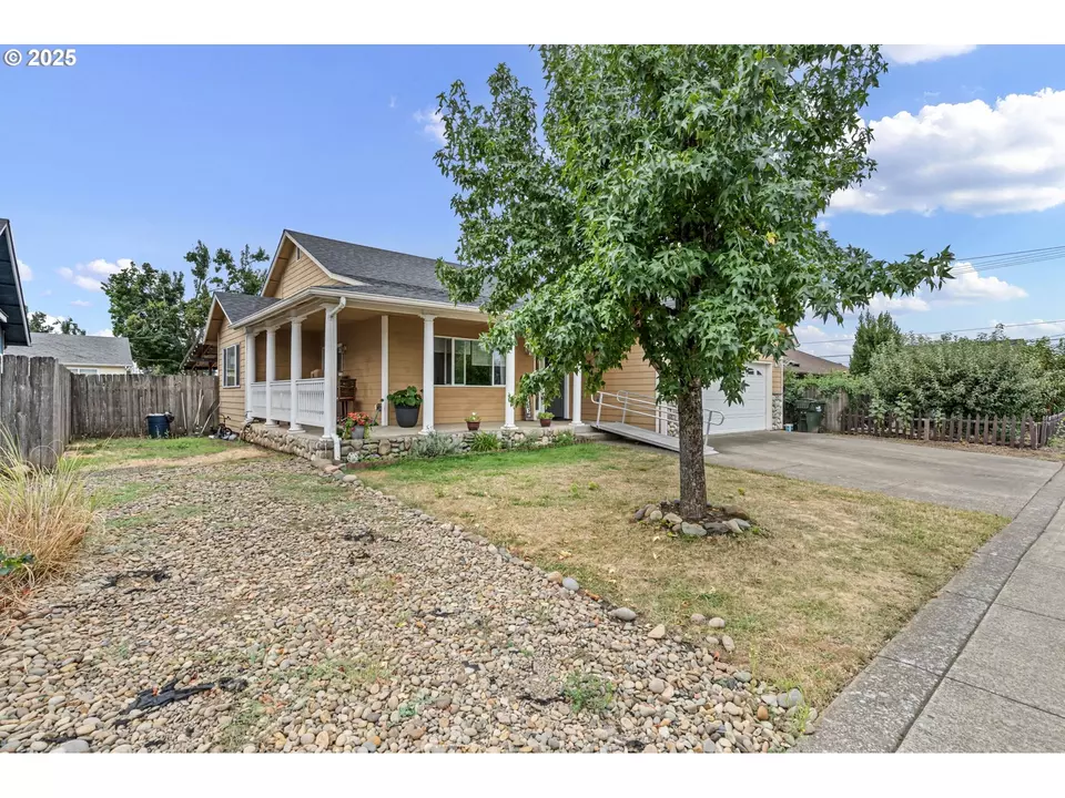 3125 V St, Springfield, OR 97477 | MLS# 560989368 | 19 Photos - Movoto