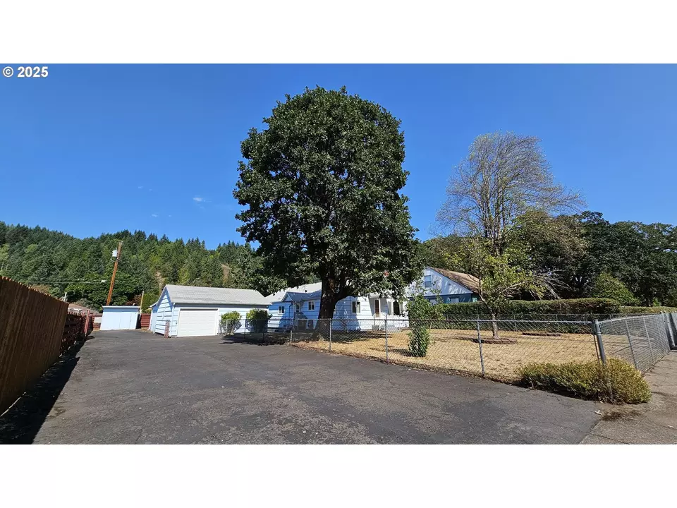 47861 Commercial St, Oakridge, OR 97463 | MLS# 649006952 | 29 Photos ...