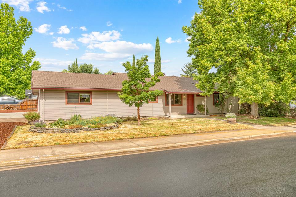 1328 S Oakdale Ave, Medford, OR 97501 | 21 Photos - Movoto