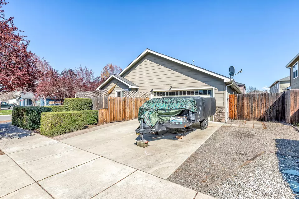 2385 Dahlia Way, Medford, OR 97501 | 30 Photos - Movoto