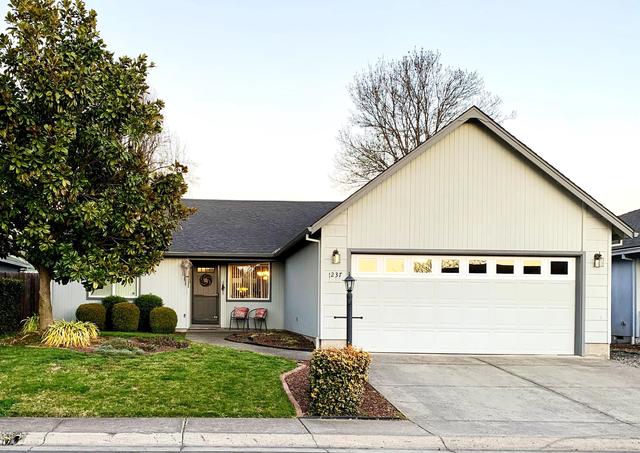 1237 Pheasant Way, Central Point, OR 97502 | MLS# 220196840 | 22 Photos ...