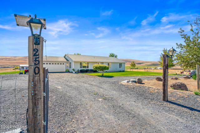 250 Moody Rd, Moxee, WA 98936 | 32 Photos - Movoto
