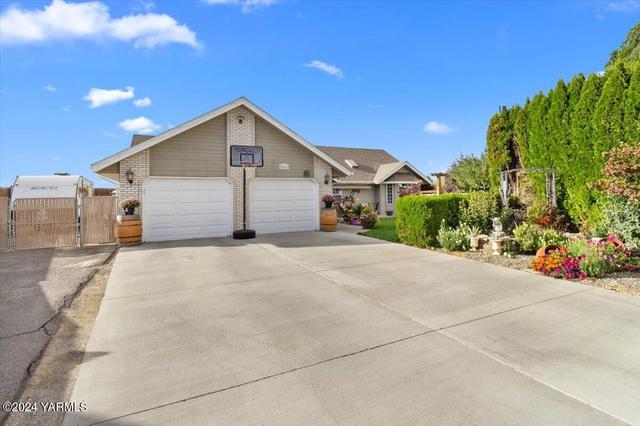 211 Clover Pl, Moxee, WA 98936 | 48 Photos - Movoto