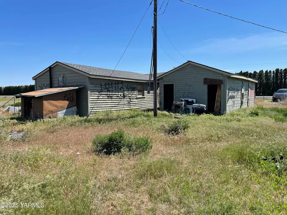 8291 Fort Rd, Wapato, WA 98951 | MLS# 25-1285 | 4 Photos - Movoto