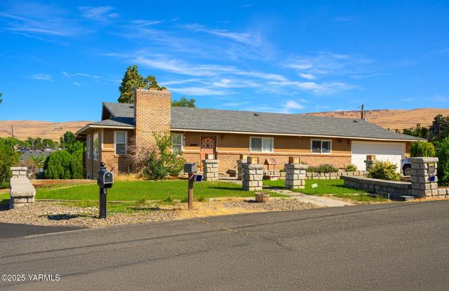 104 Roza Vista Dr, Yakima, WA 98901 | MLS# 25-1858 | 2 Photos - Movoto