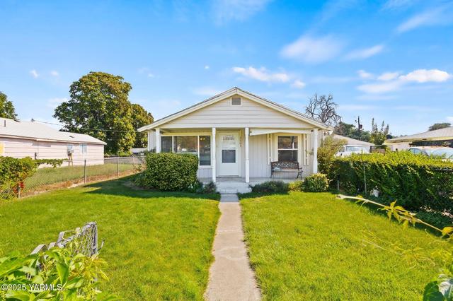 2203 S 5th Ave, Union Gap, WA 98903 | MLS# 25-2460 | 25 Photos - Movoto