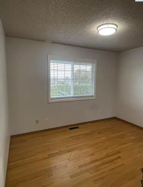 910 Roza Vis, Prosser, WA 99350 - Movoto
