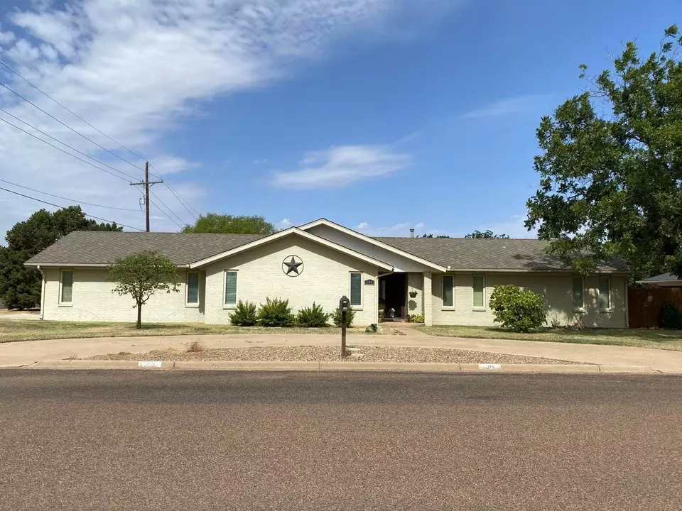 208 S Holliday Dr, Plainview, TX 79072 | 31 Photos - Movoto