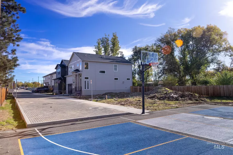 4329 N Life Tree, Garden City, ID 83714 | MLS# 98968078 | 5 Photos - Movoto