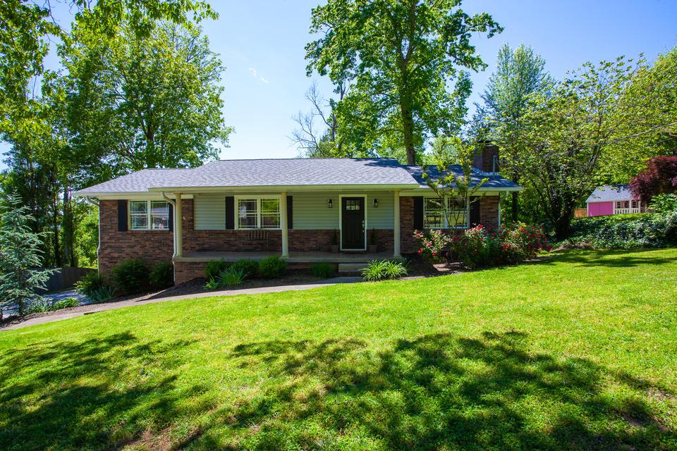 1425 S Courtney Oak Ln, Knoxville, TN 37938 | 37 Photos - Movoto