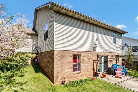 1129 Willow Creek Cir, Maryville, TN 37804 | 45 Photos - Movoto