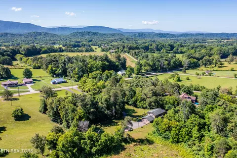 2051 Calderwood Hwy, Maryville, TN 37801 | 58 Photos - Movoto