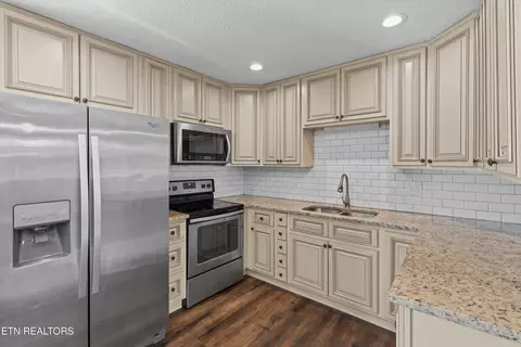 1204 Cedarwood Ln, Maryville, TN 37803 | MLS# 1297604 | 34 Photos - Movoto