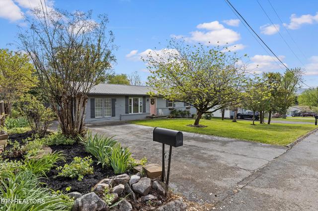 1204 Cedarwood Ln, Maryville, TN 37803 | MLS# 1297604 | 34 Photos - Movoto