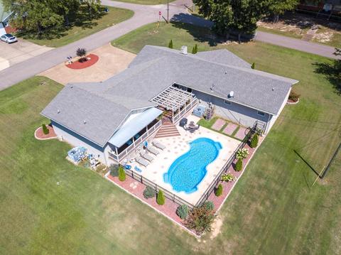 1165 Church St, Savannah, TN 38372 | 17 Photos | MLS #10139560 - Movoto