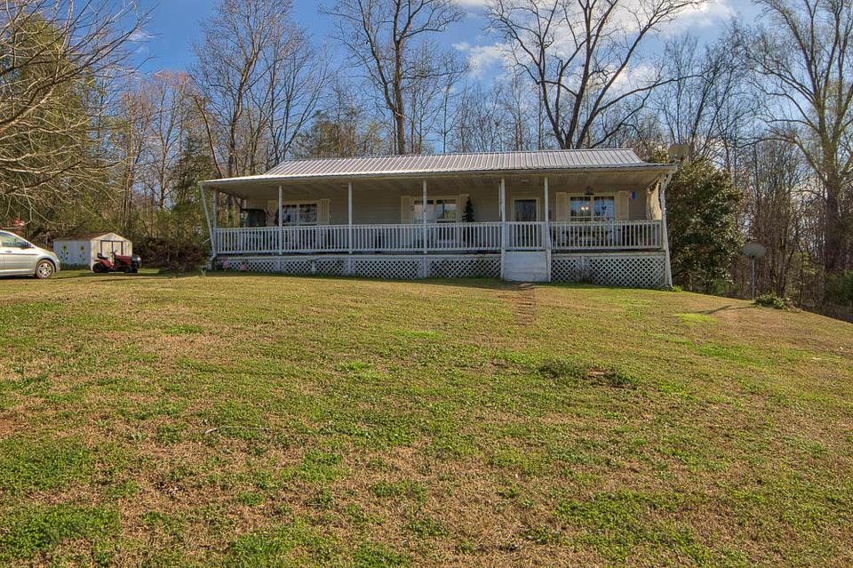 466 Chamber Ln, Trenton, GA 30752 | 19 Photos | MLS #1371168 - Movoto