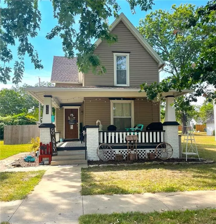 728 S Holbrook St, Fort Scott, KS 66701 | 47 Photos - Movoto