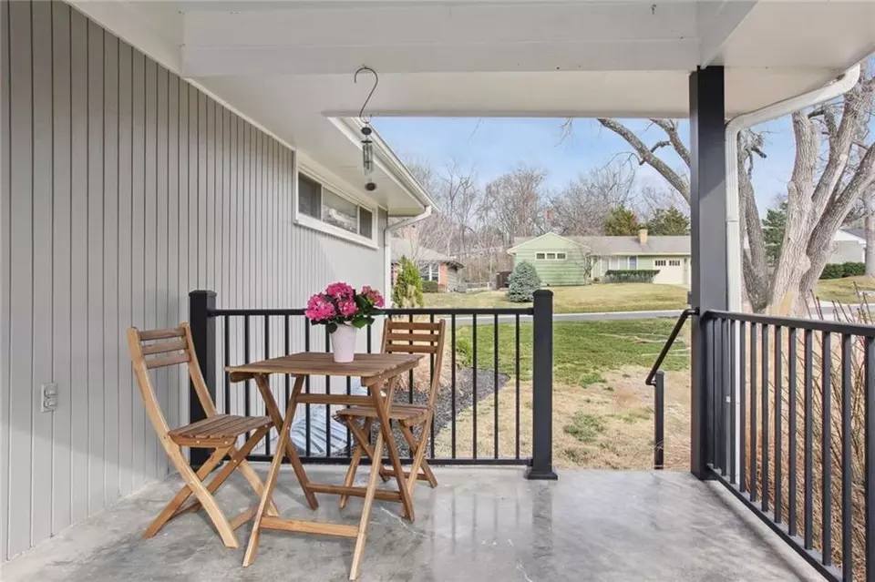 4950 Reeds Rd, Mission, KS 66202 | 20 Photos - Movoto