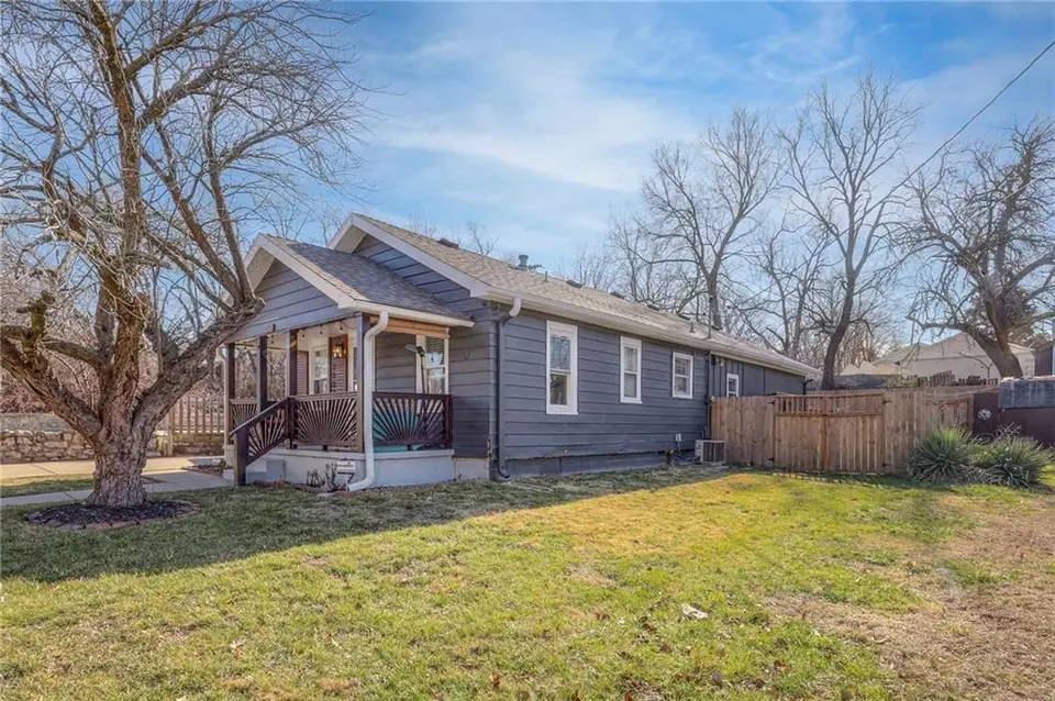 2903 W 43rd Ave, Kansas City, KS 66103 | 23 Photos - Movoto