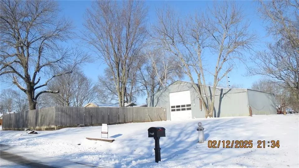 31395 Old Kc Rd, Paola, KS 66071 | MLS# 2530785 | 9 Photos - Movoto