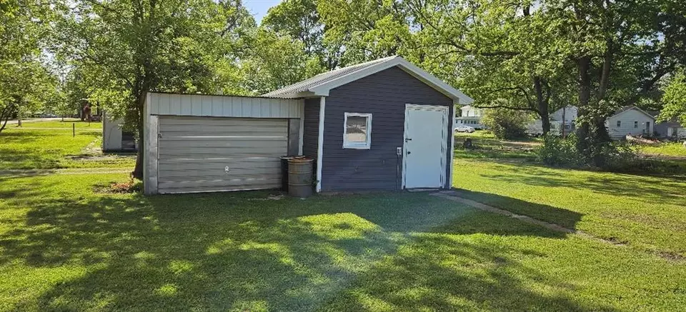 305 8th St, Oswego, KS 67356 | MLS# 2549369 | 2 Photos - Movoto